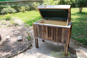 Woman Takes An Old Cooler And Refurbishes It Into Awesome Rustic Cooler