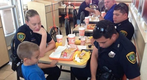 Photo of Cop Tying A Little Boy’s Shoelace Goes Viral