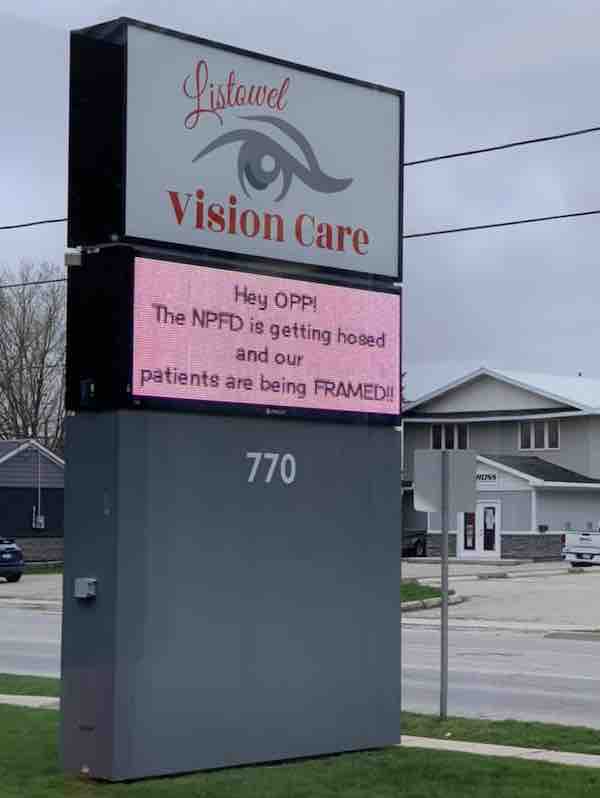 Funny Sign Wars In Small Town Bring Smiles To People's Faces Around The ...
